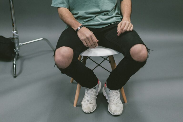 12 Common Sitting Positions and What They Reveal About Personality ...