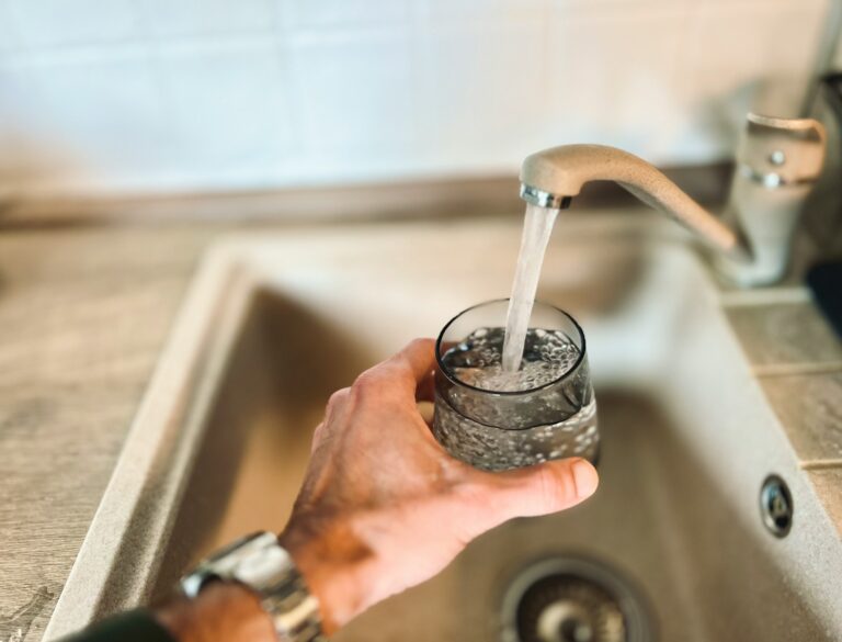 5 Science-Backed Ways to Reduce Microplastics in the Body | The WiC ...