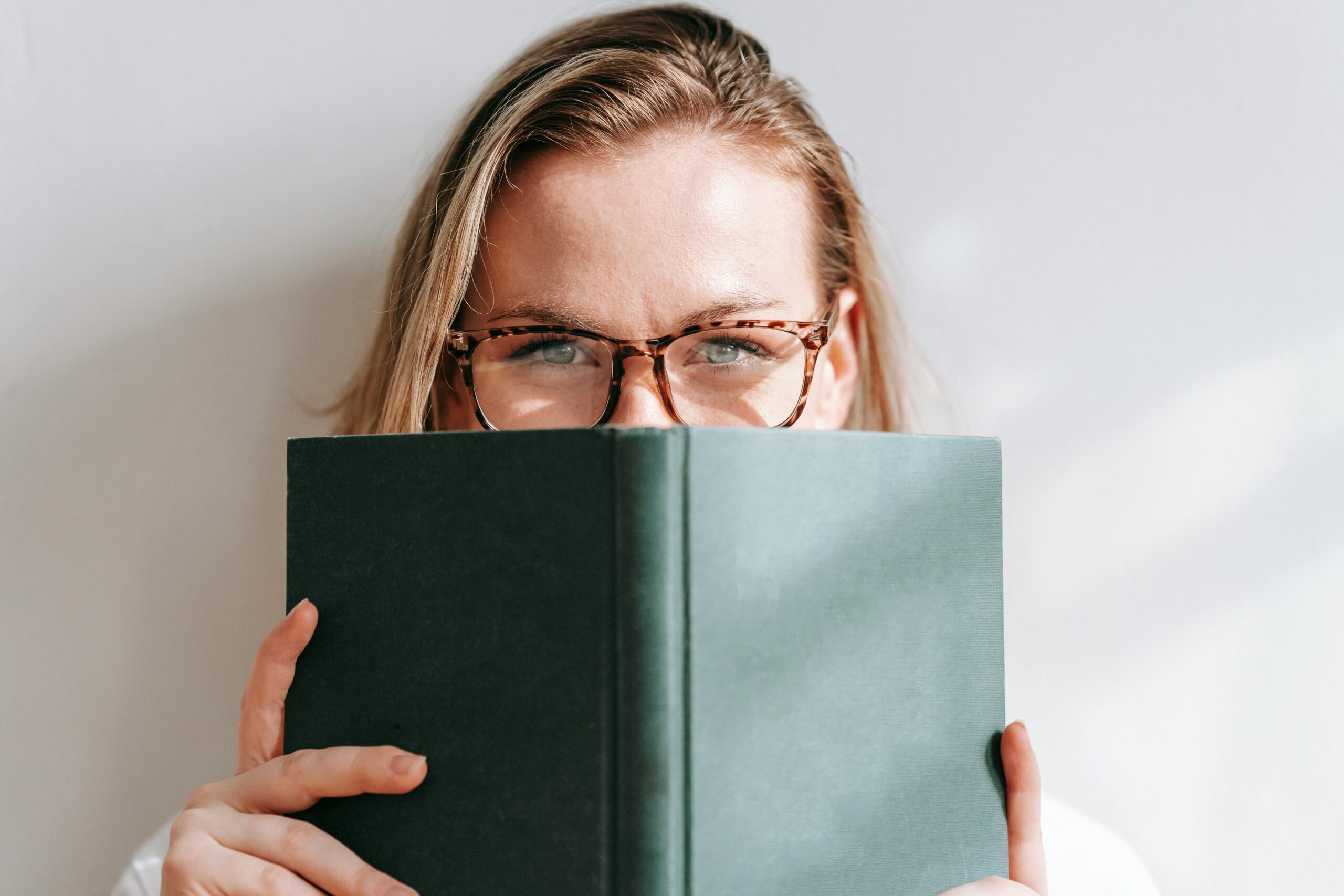 15 Subtle Clues That Someone Is Hiding Just How Smart They Really Are ...