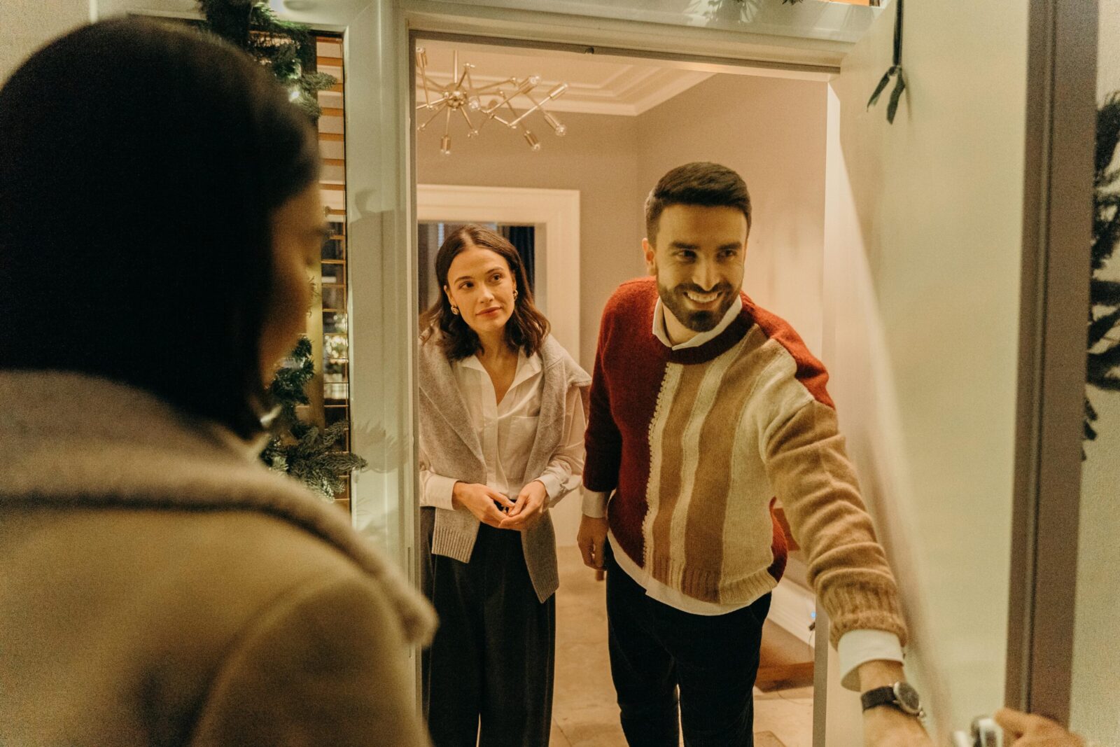 10 Things You Should Never Do When Visiting Someone’s House | The WiC ...