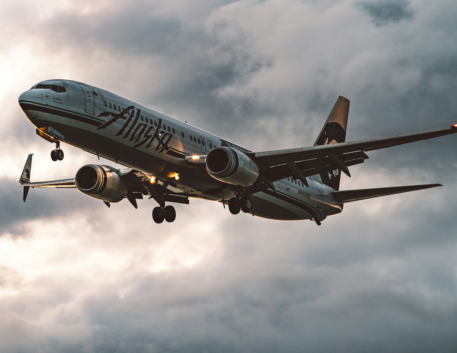 8 Historic Flights That Stayed in the Air Longer Than Anyone Expected ...